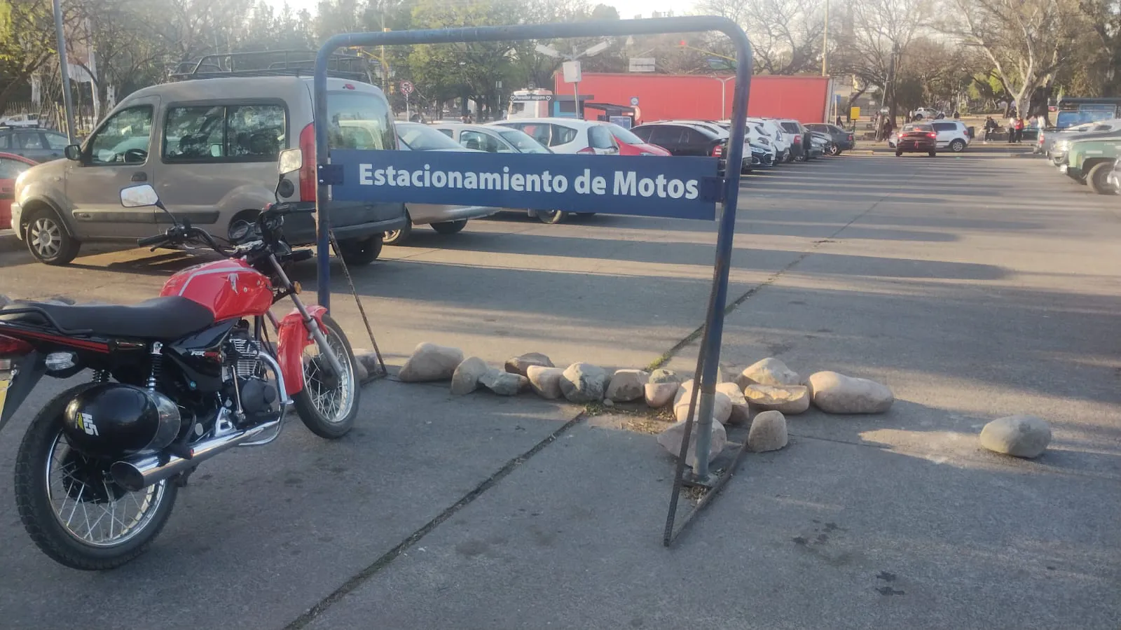 Usan piedras para cerrar una entrada al Materno Infantil y definir el ...