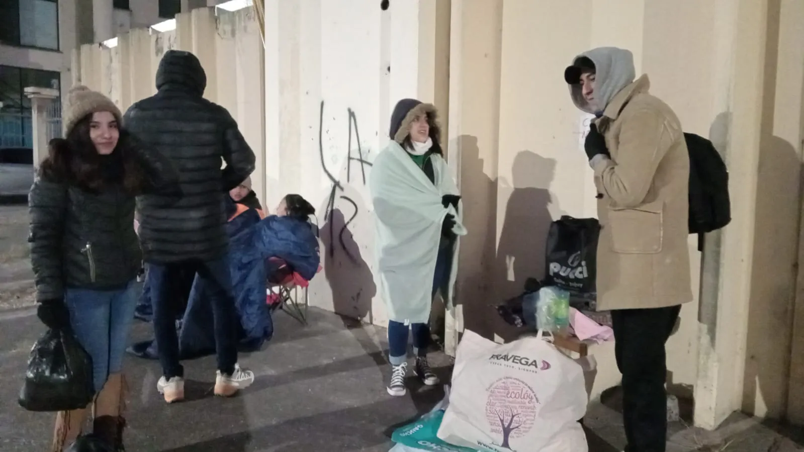 Cero grados y cero compasión: la policía levantó las carpas de los fans ...